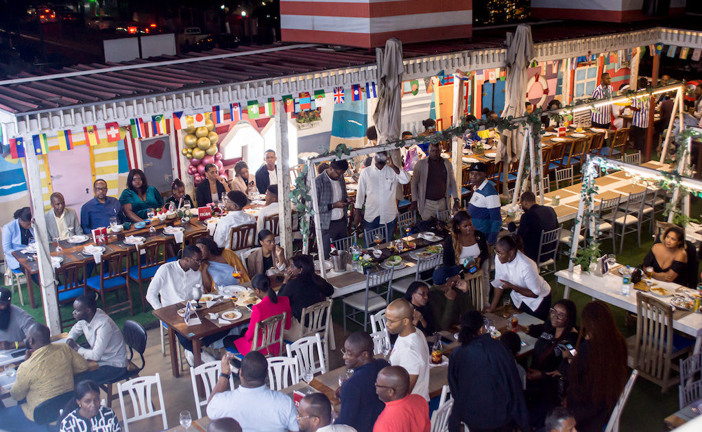 Bar Bar: O ponto de encontro de Luanda – LNL – Where to Dine, Drink ...